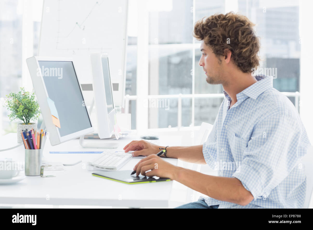 Man drawing something on tablet hi-res stock photography and images - Alamy