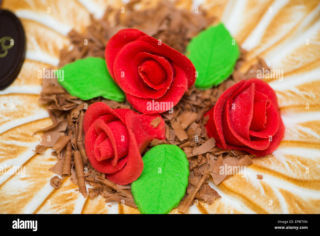 Topping of cake with cream Stock Photo - Alamy