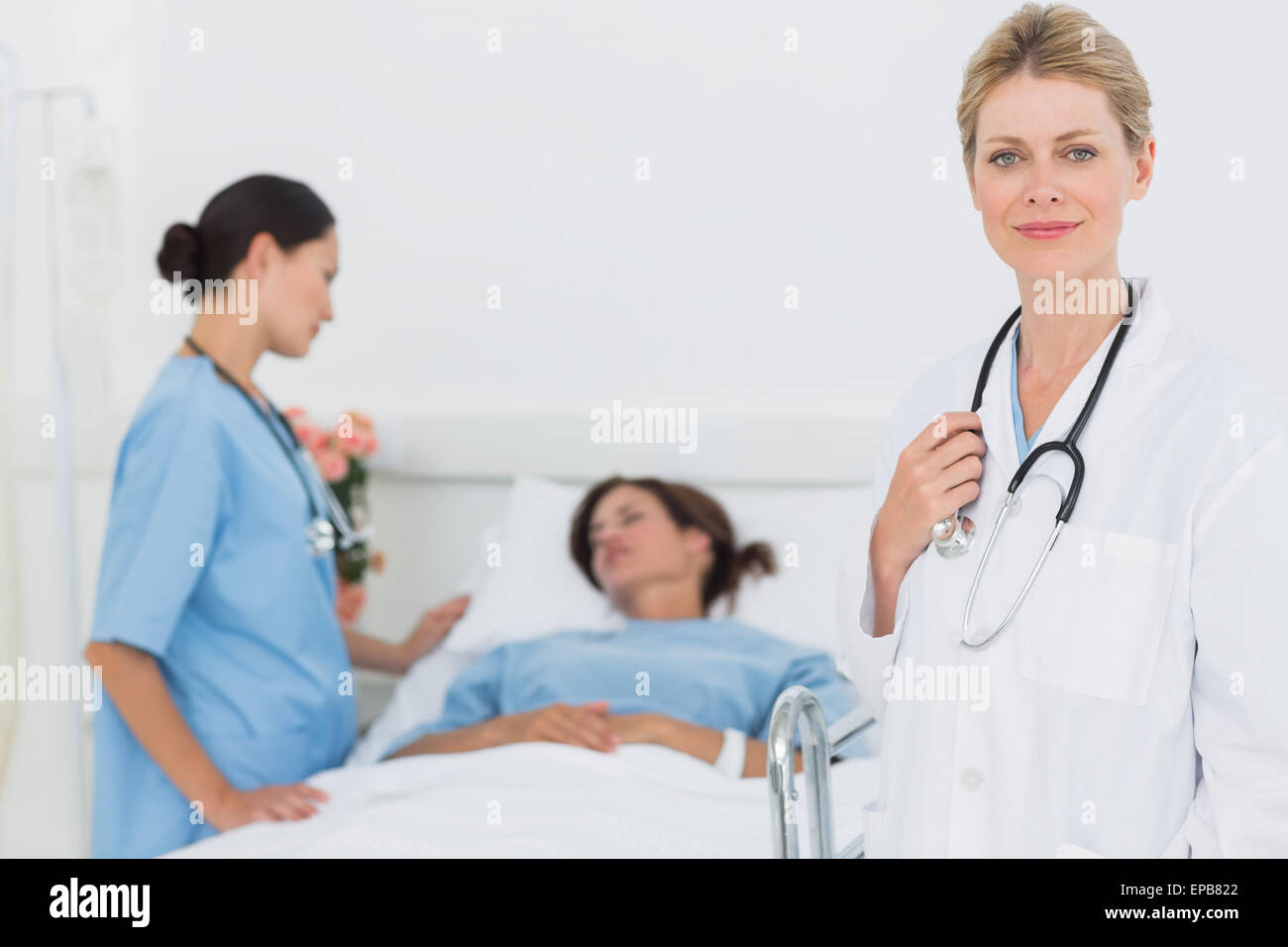 Doctors visiting patient in hospital Stock Photo - Alamy