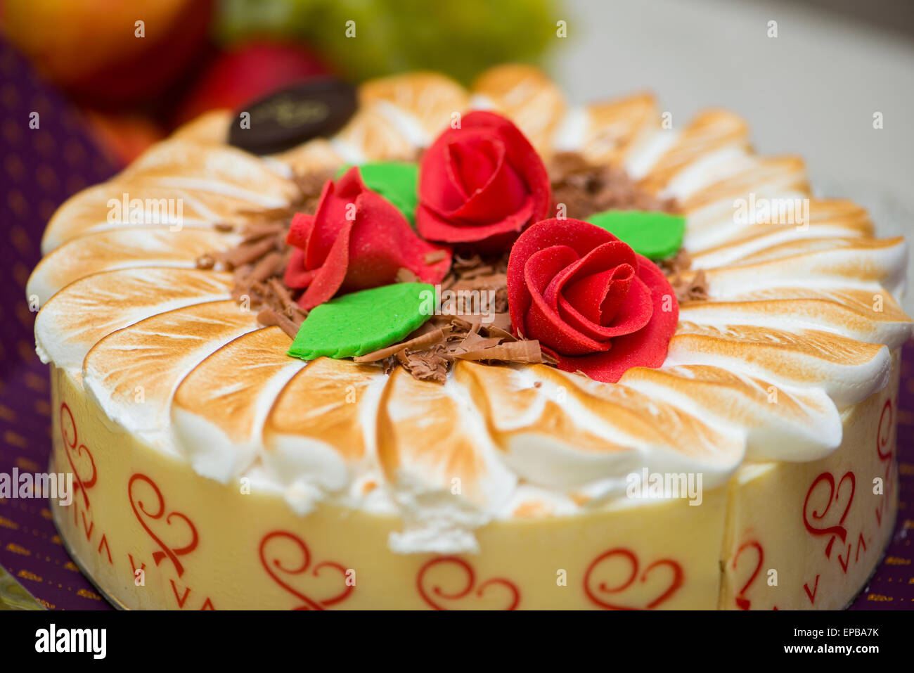 Topping of cake with cream Stock Photo - Alamy