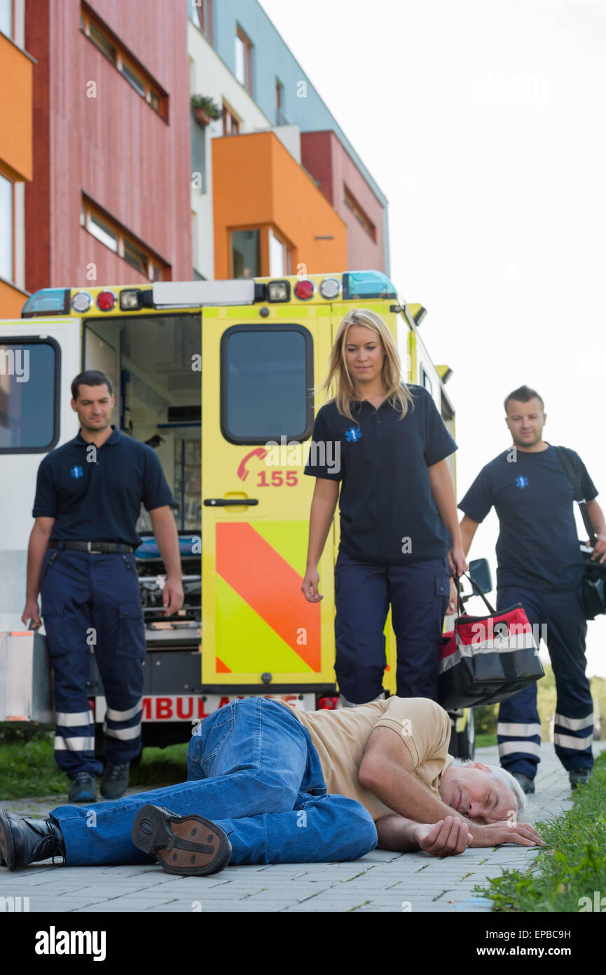 Team of paramedics hi-res stock photography and images - Alamy