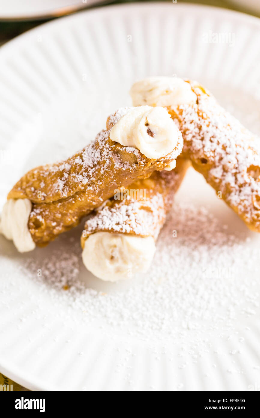 Cannoli italiano hi-res stock photography and images - Alamy