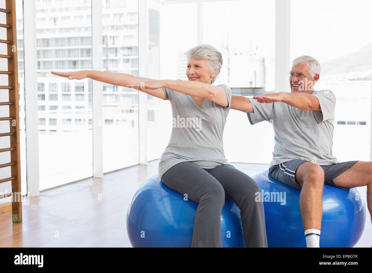 Senior couple sitting gym ball hi-res stock photography and images - Alamy