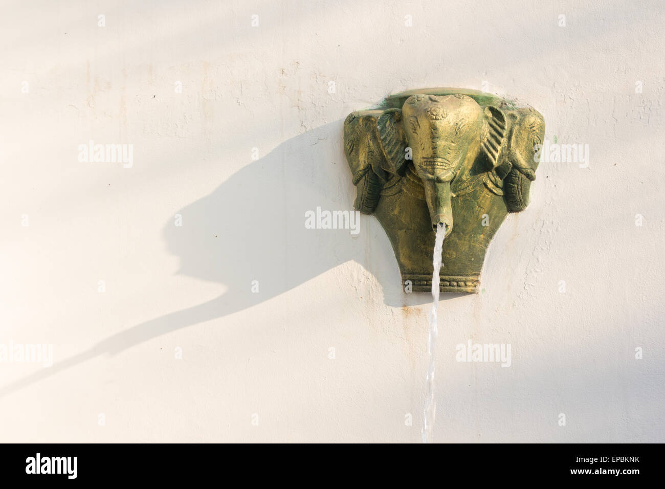 Elephant head statue hi-res stock photography and images - Alamy