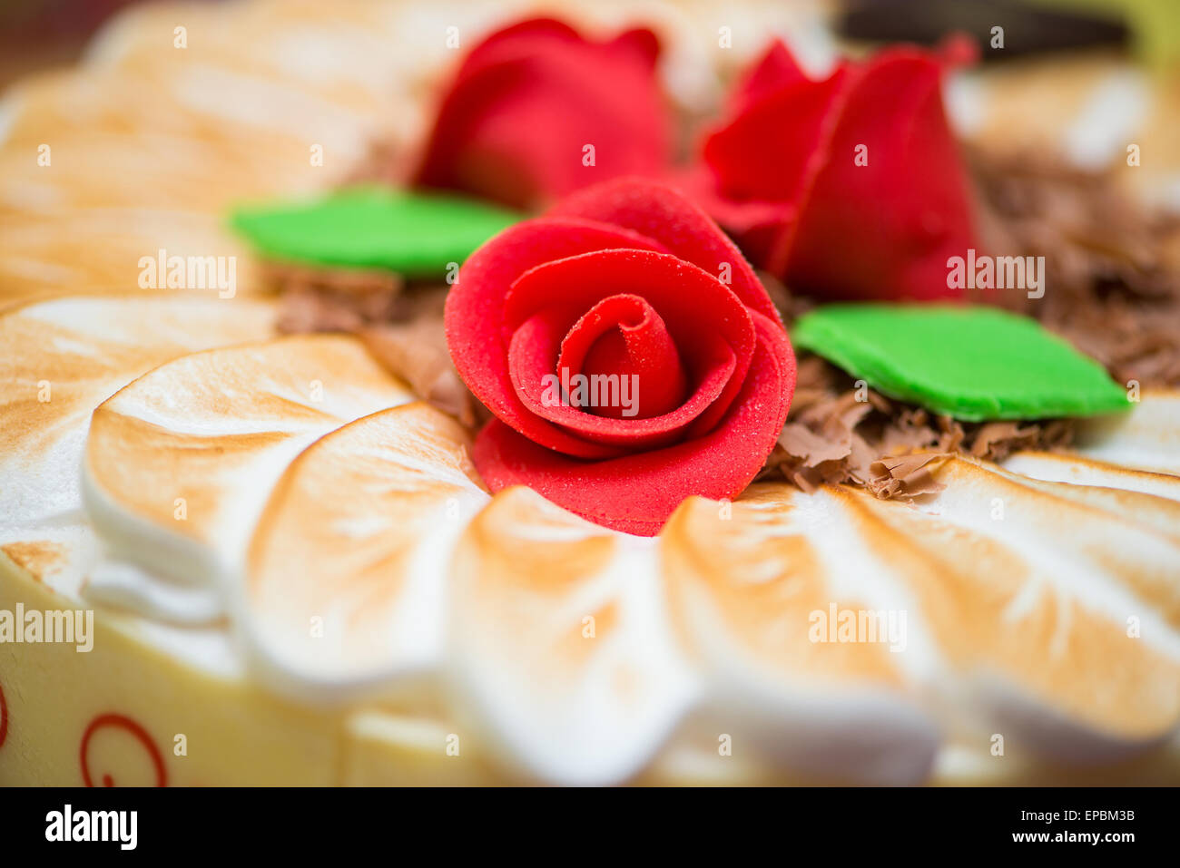 Topping of cake with cream Stock Photo - Alamy