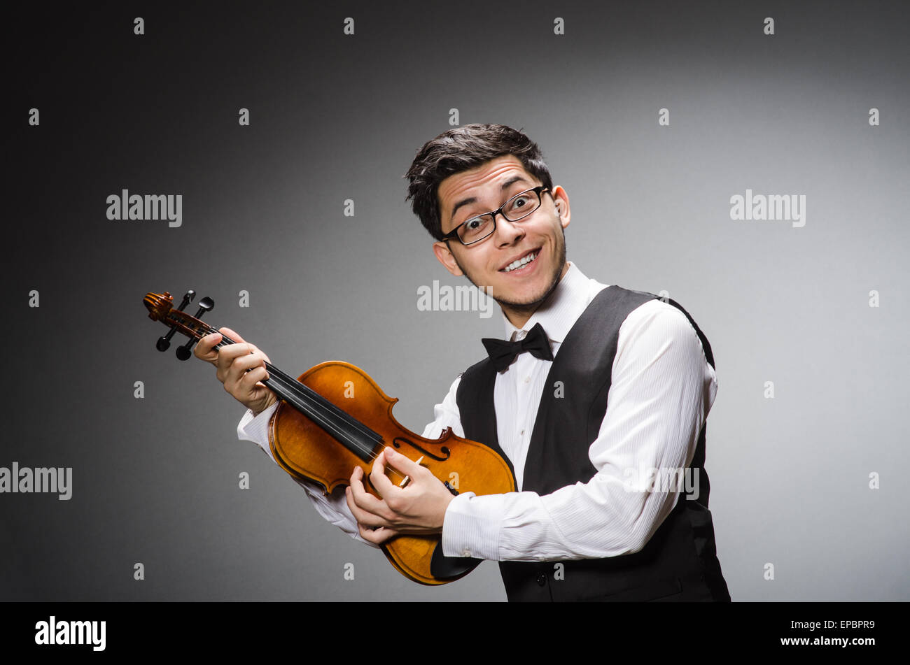 Funny violin player with fiddle Stock Photo - Alamy