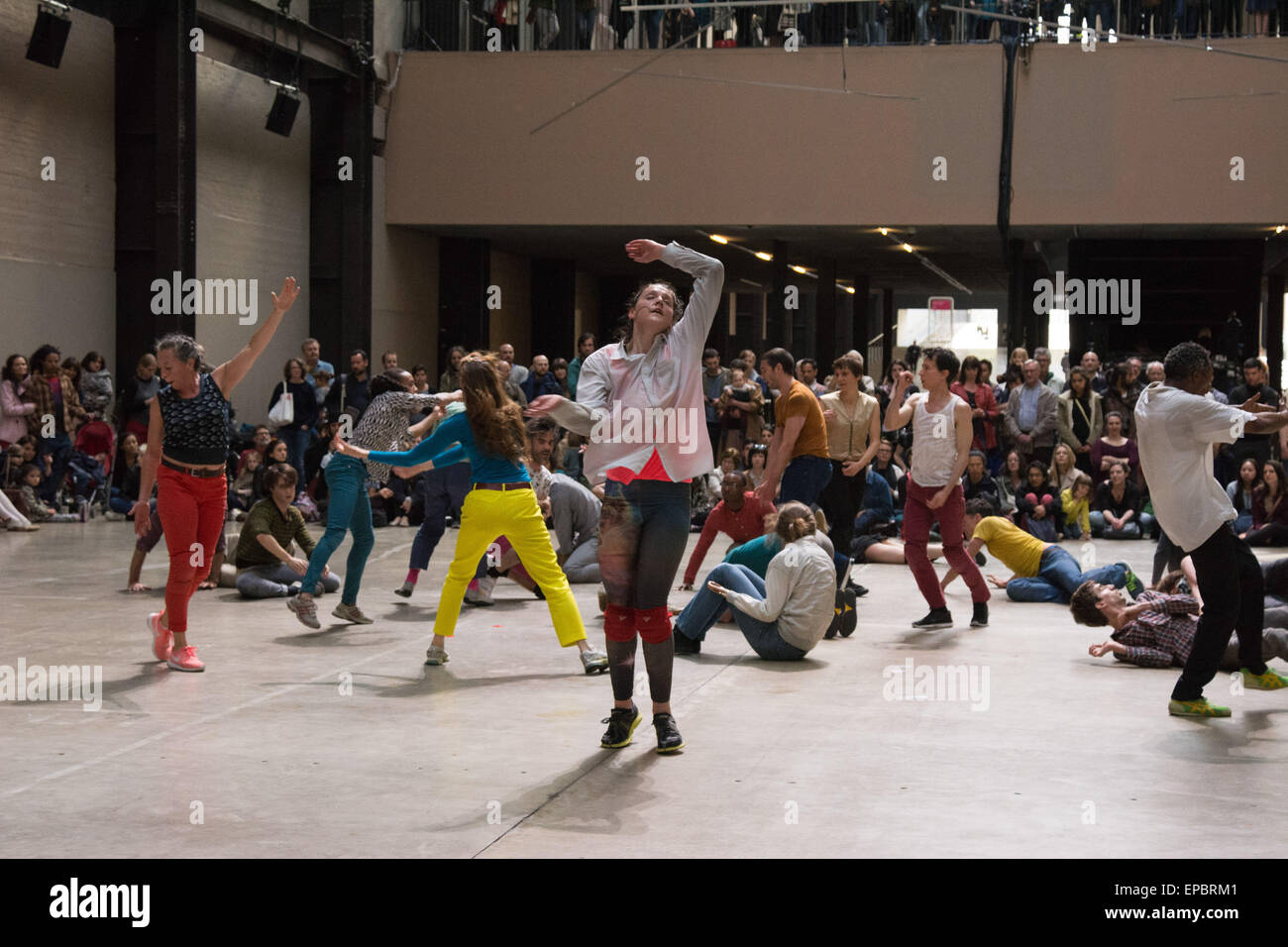Tate modern turbine hall crowd hi-res stock photography and images - Alamy