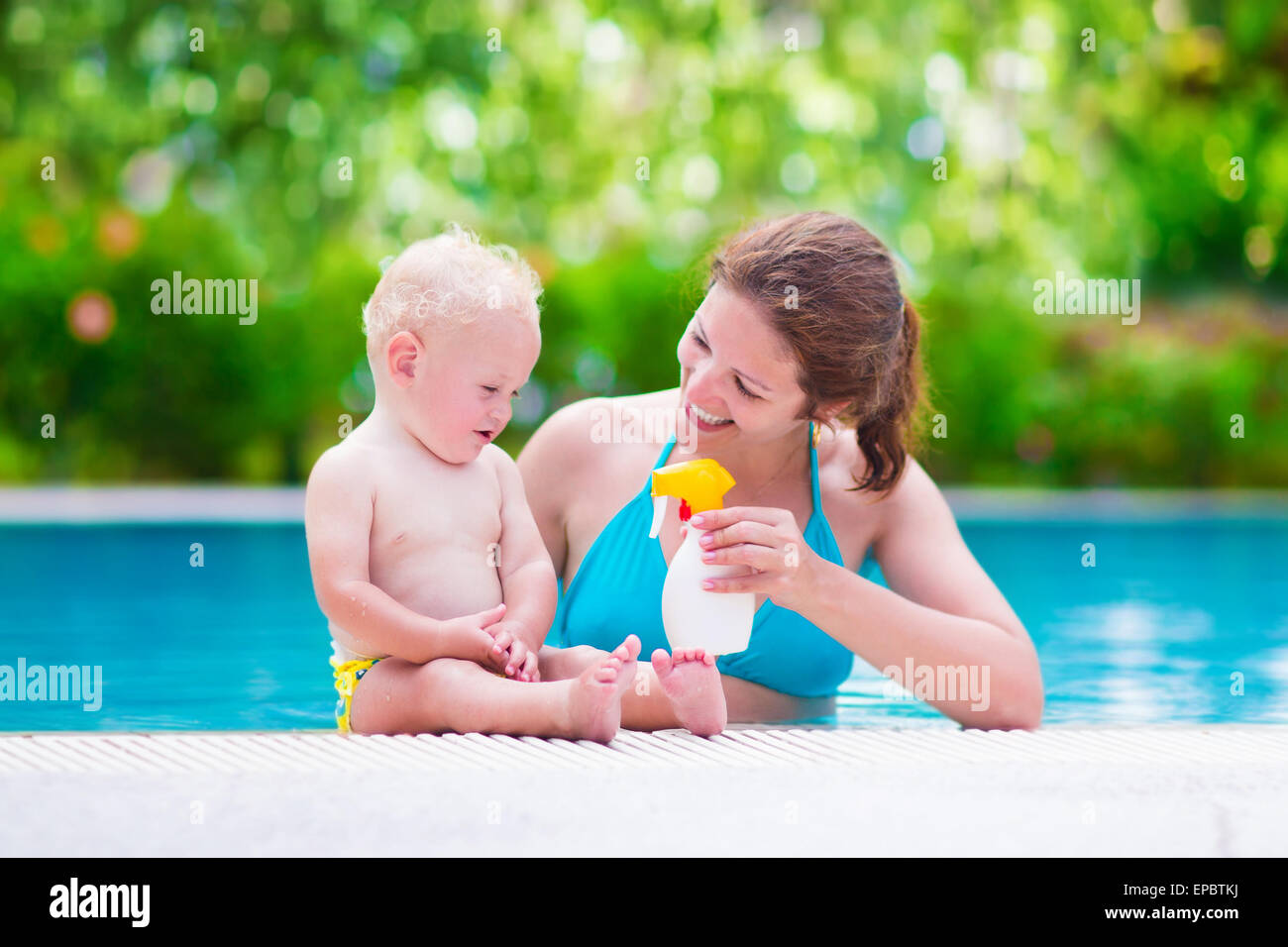 Family sunbathing pool hi-res stock photography and images - Alamy