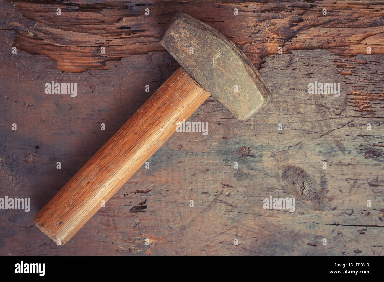 Small single handed worn sledge hammer on grunge wood background Stock ...