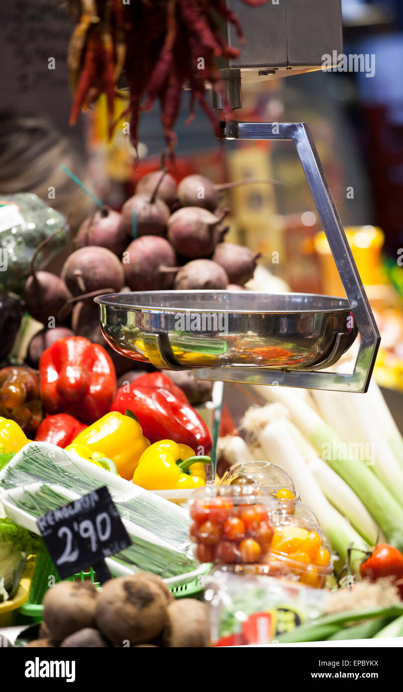 Supermarket produce scale hi-res stock photography and images - Alamy