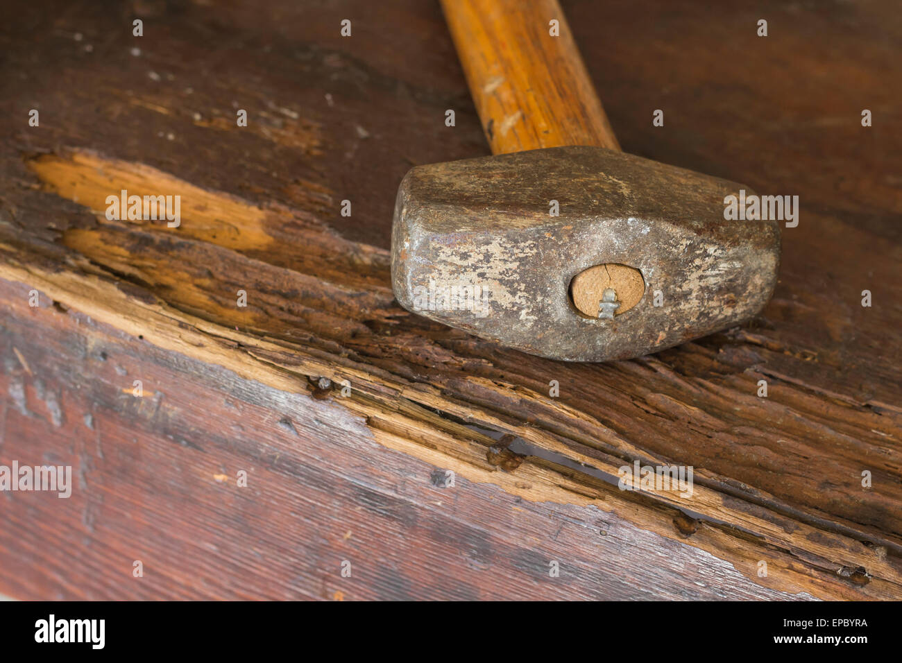Small single handed worn sledge hammer on grunge wood background Stock ...