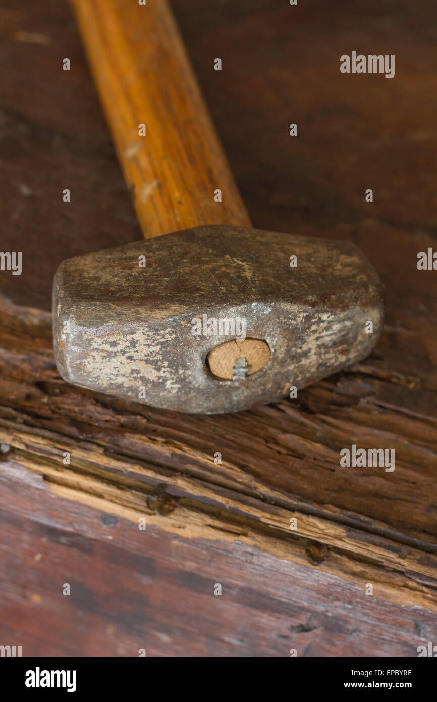 Small single handed worn sledge hammer on grunge wood background Stock ...