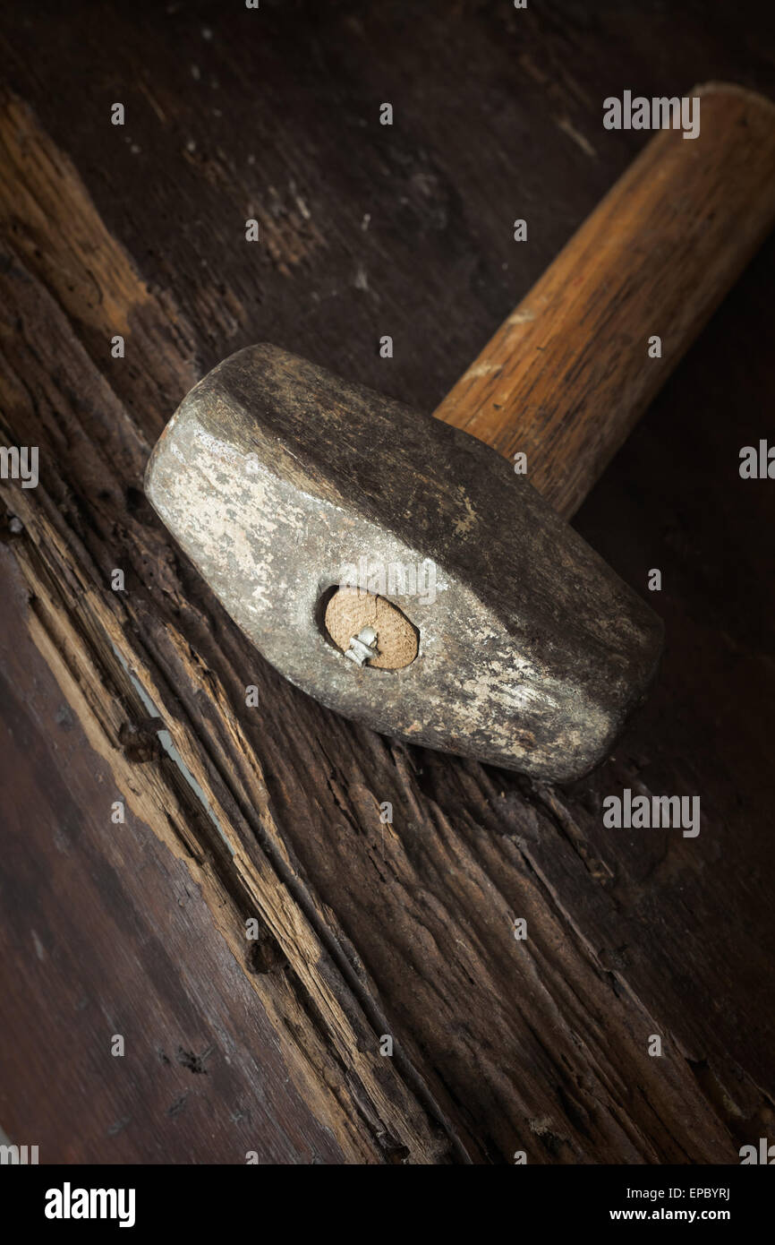 Small single handed worn sledge hammer on grunge wood background Stock ...