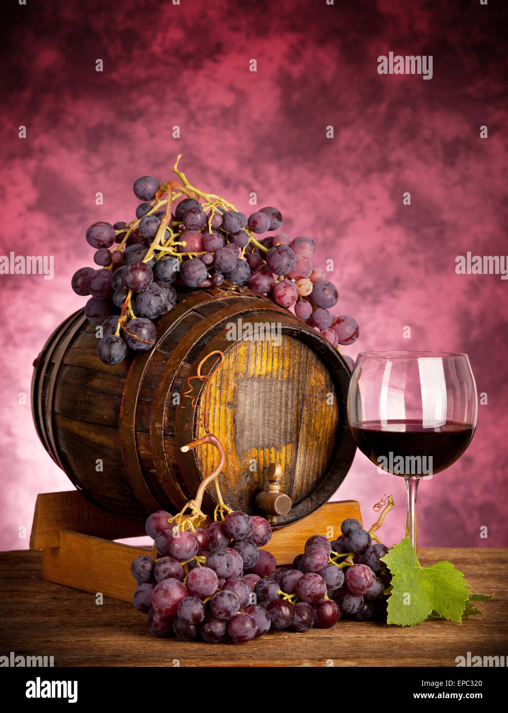 Wine barrel glass grapes hi-res stock photography and images - Alamy