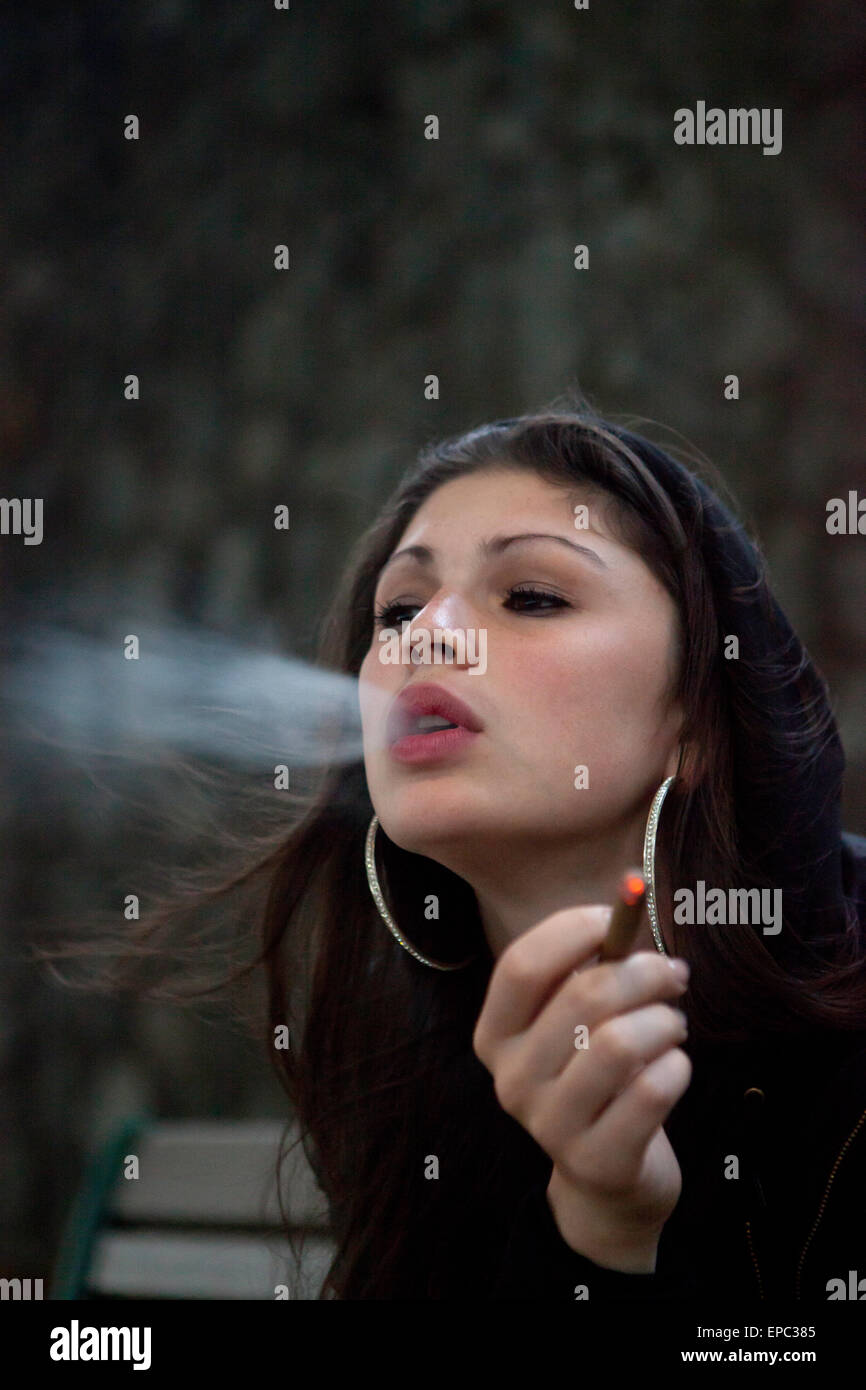 teenage girl smoking Stock Photo - Alamy