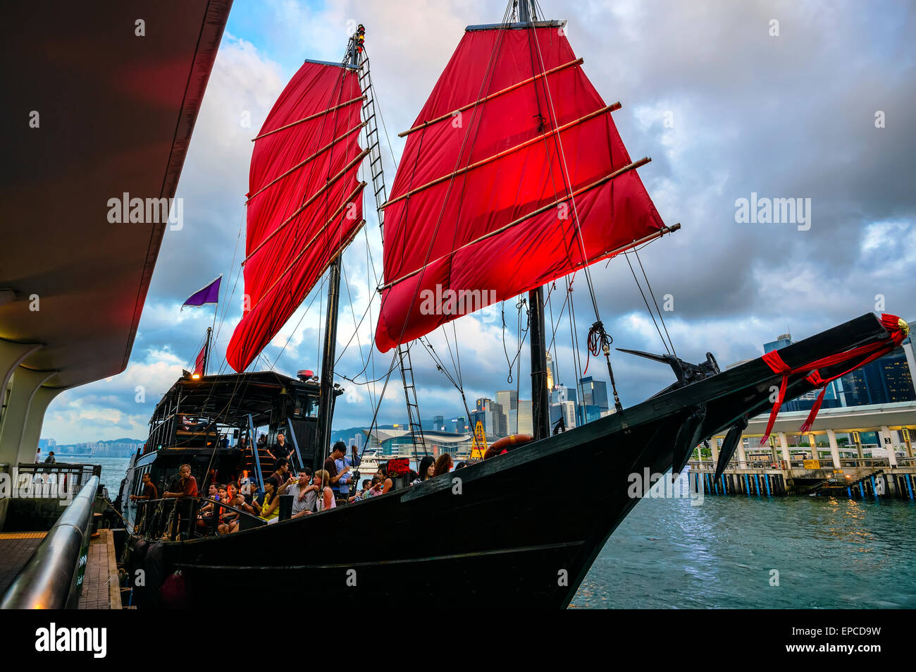 Traditional chinese red sail junk boat hi-res stock photography and ...