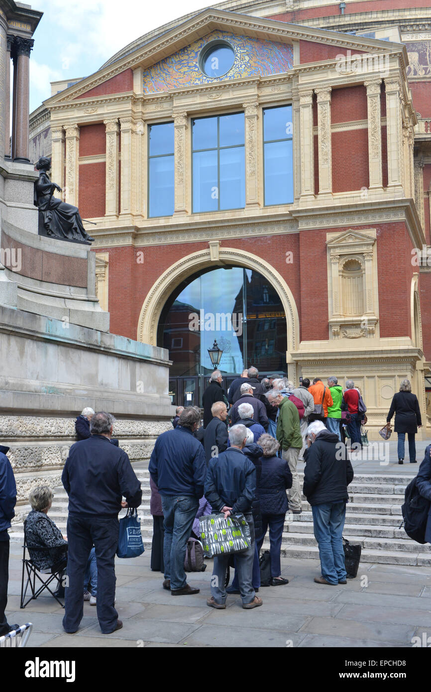 Queue ticket hall uk hi-res stock photography and images - Alamy