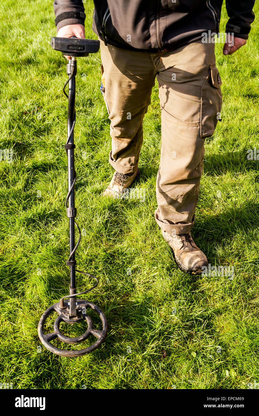 Man holding metal detector hi-res stock photography and images - Alamy
