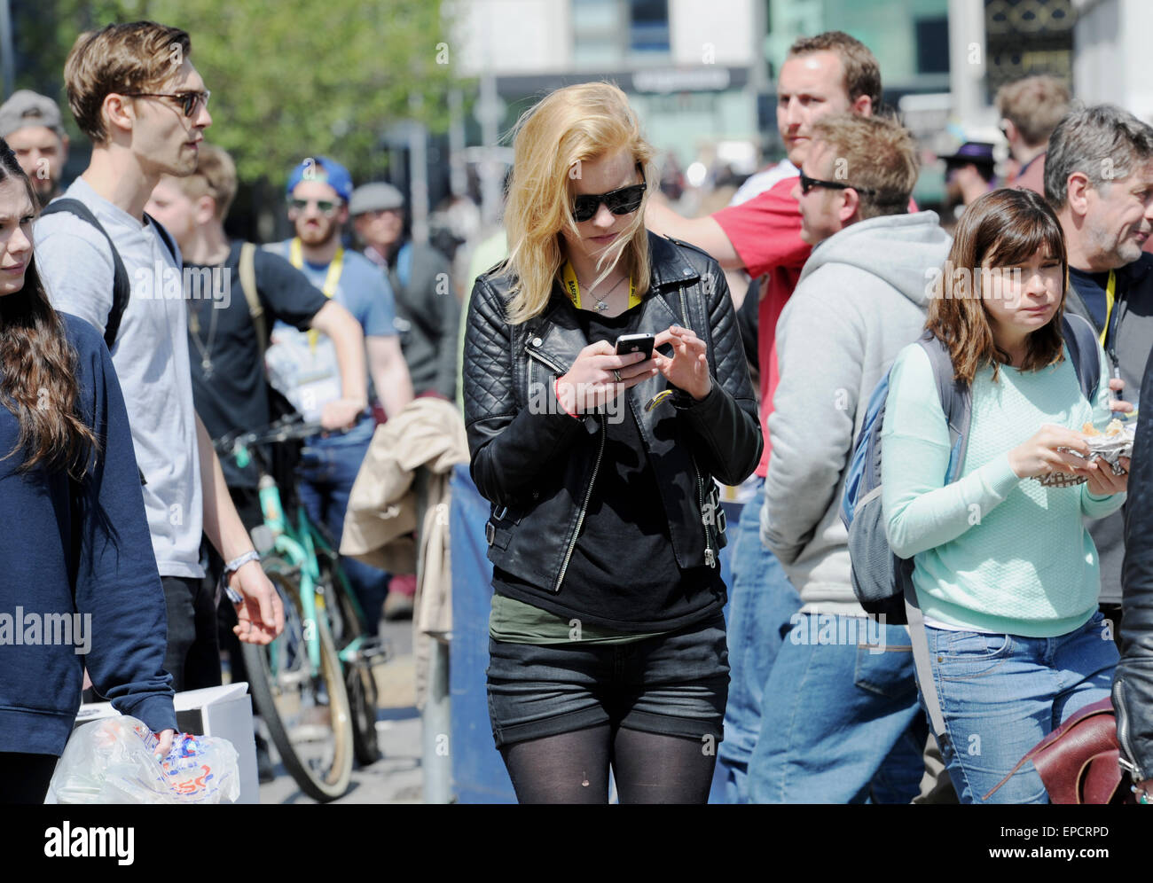 Mobile phones walking hi-res stock photography and images - Alamy