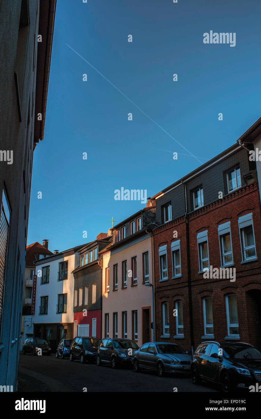 Airplane between buildings hi-res stock photography and images - Alamy