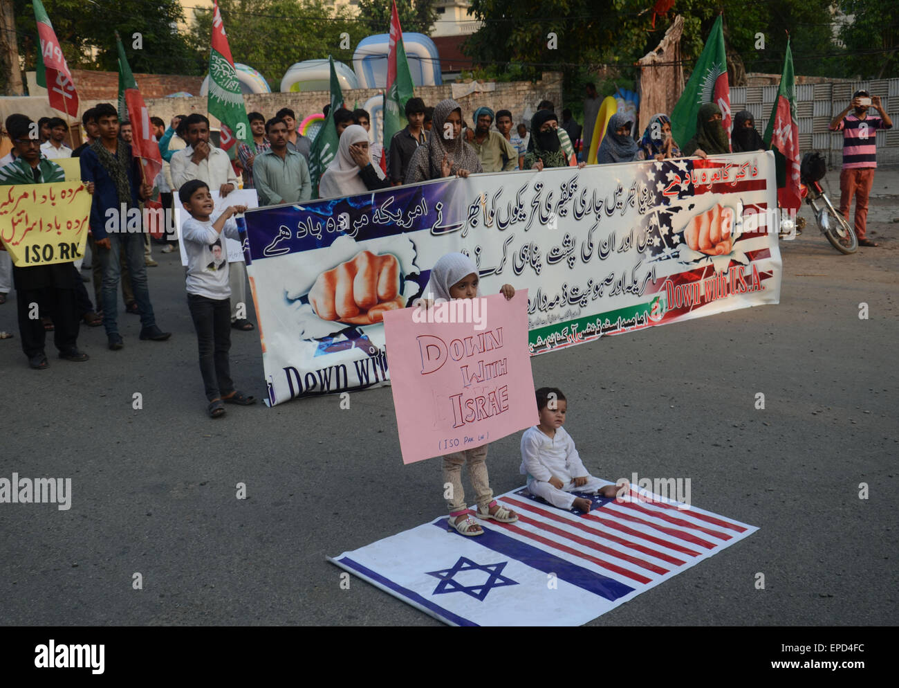 Lahore, Pakistan. 16th May, 2015. A group of Shia students,(ISO) imamia ...