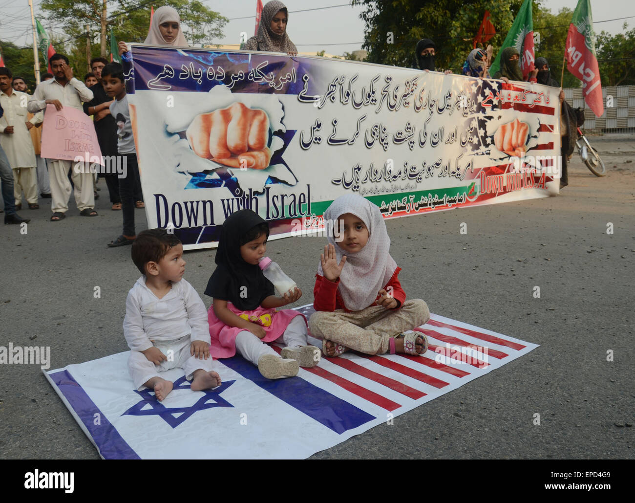 Lahore, Pakistan. 16th May, 2015. A group of Shia students,(ISO) imamia ...