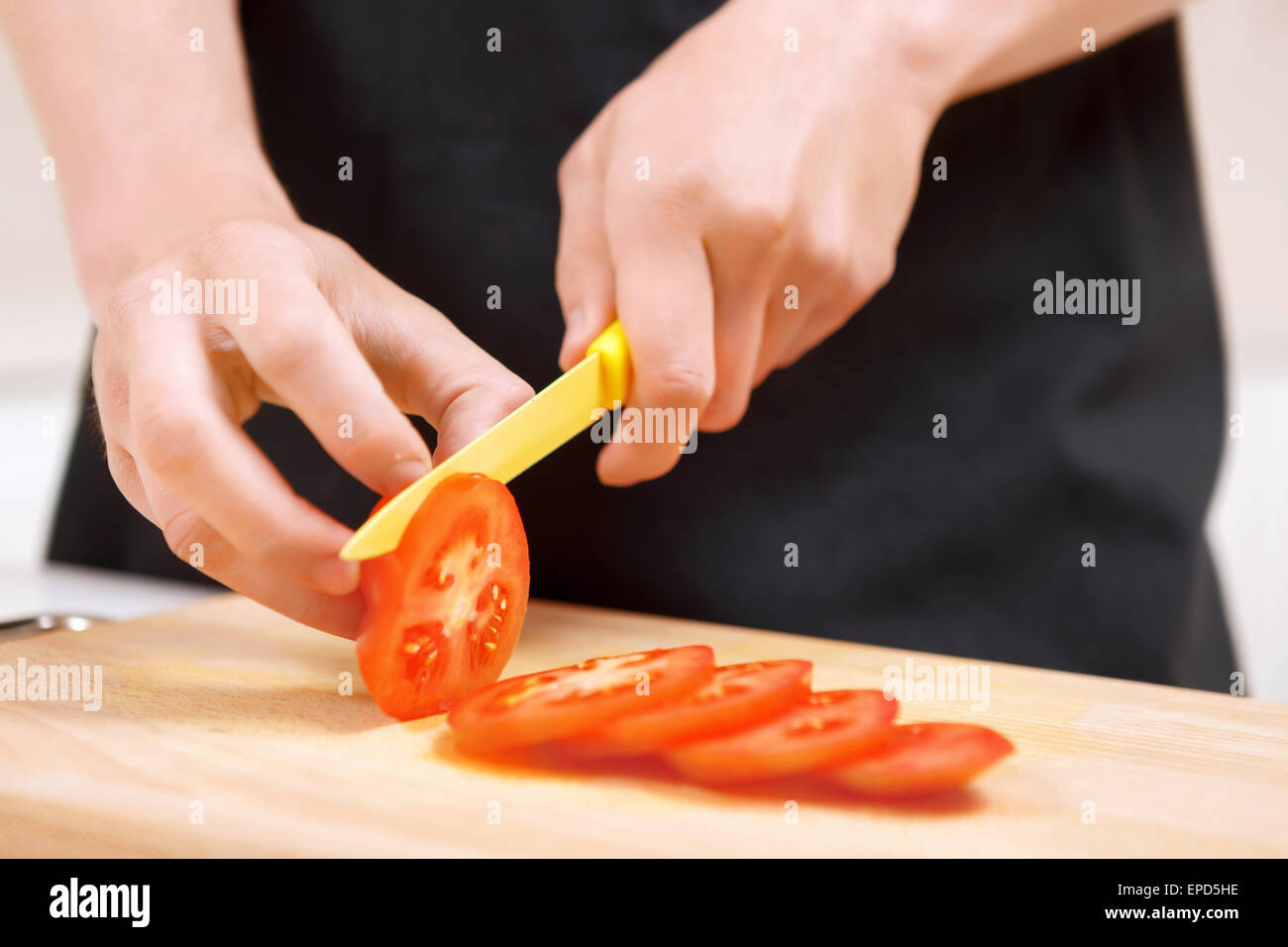 Close up man slicing tomato hi-res stock photography and images - Alamy