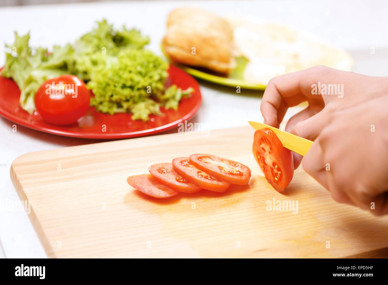 Close up man slicing tomato hi-res stock photography and images - Alamy