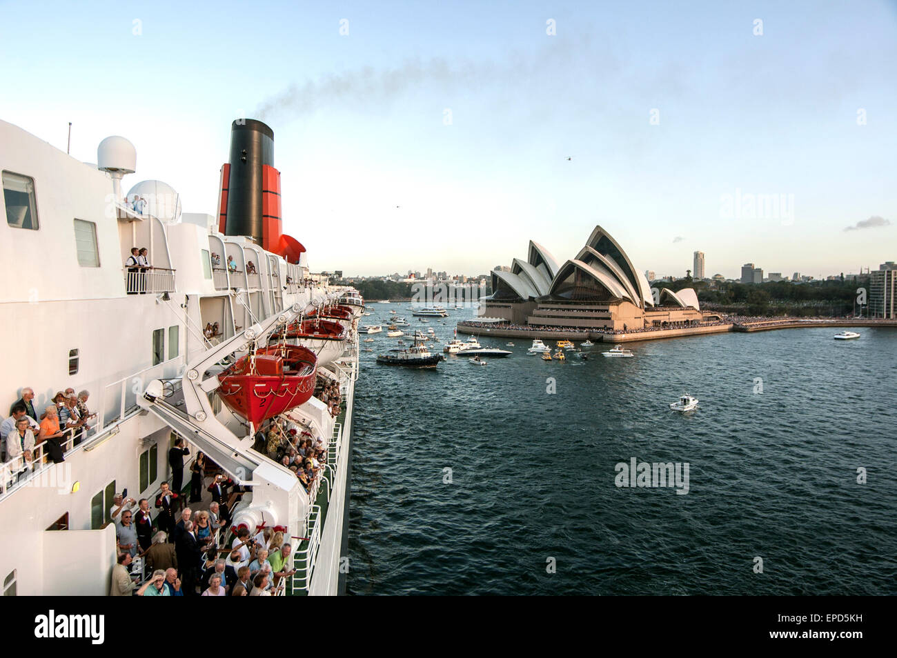 The qe2 bridge hi-res stock photography and images - Alamy