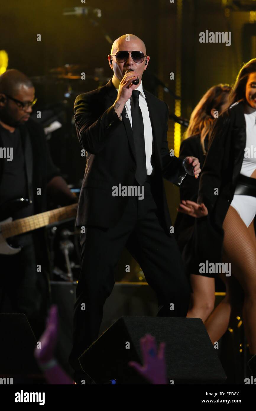Pitbull and Ne-Yo perform together at ABC studios for late-night talk ...