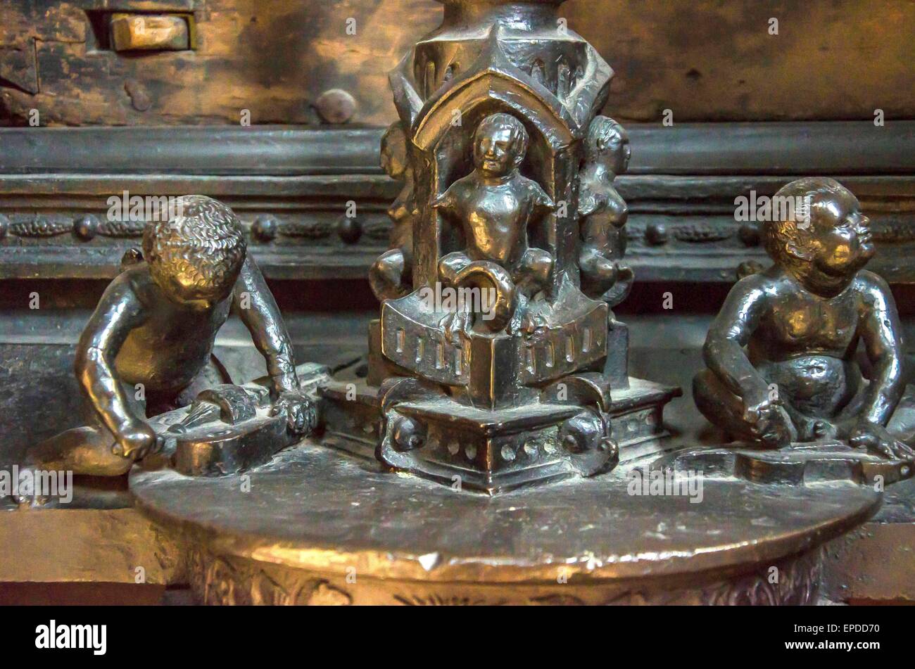 Little putti with different musical instruments - like a hand organ ...