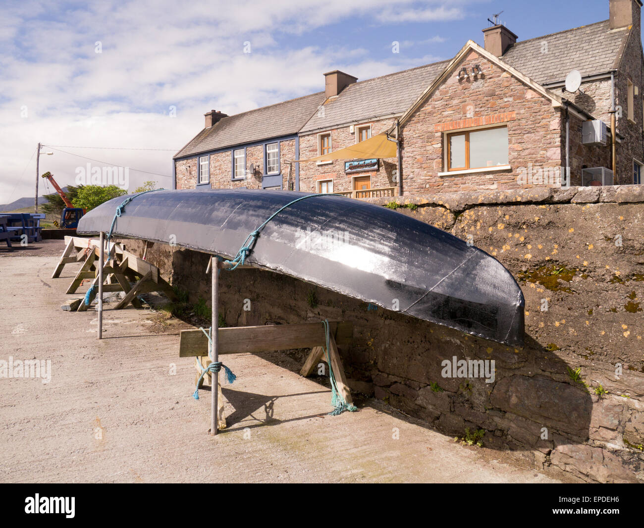 Traditional curragh fishing boat hi-res stock photography and images ...
