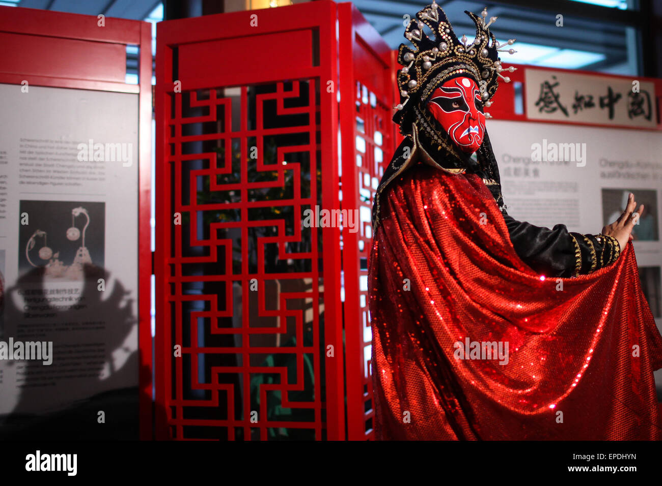 Face changing sichuan opera hi-res stock photography and images - Alamy
