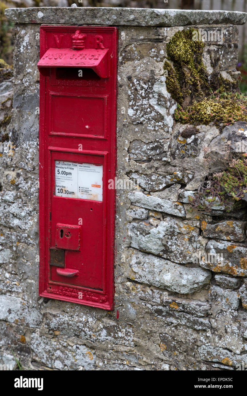 Royal mail post box uk hi-res stock photography and images - Alamy