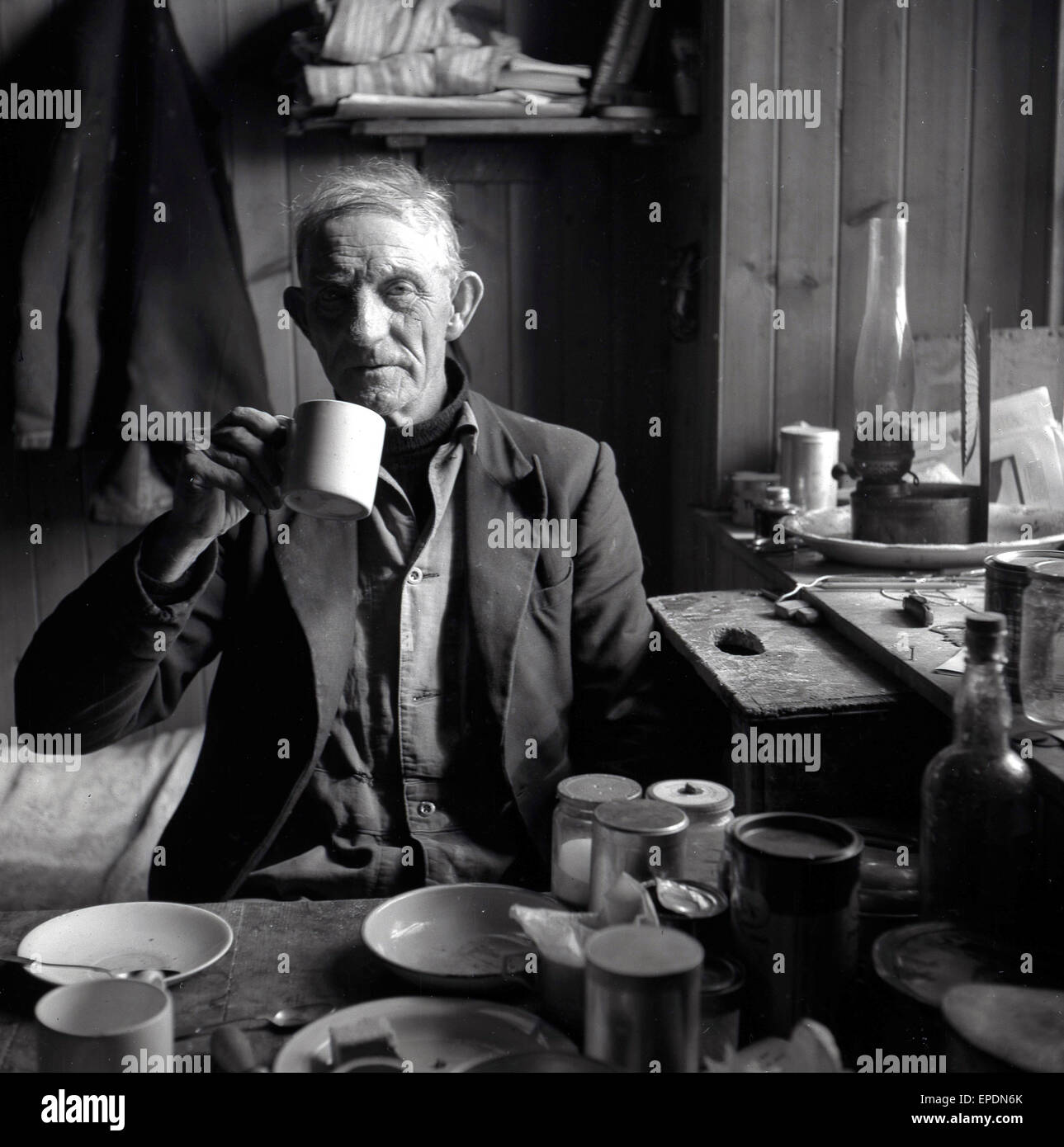 Drinking tea 1950s hi-res stock photography and images - Alamy
