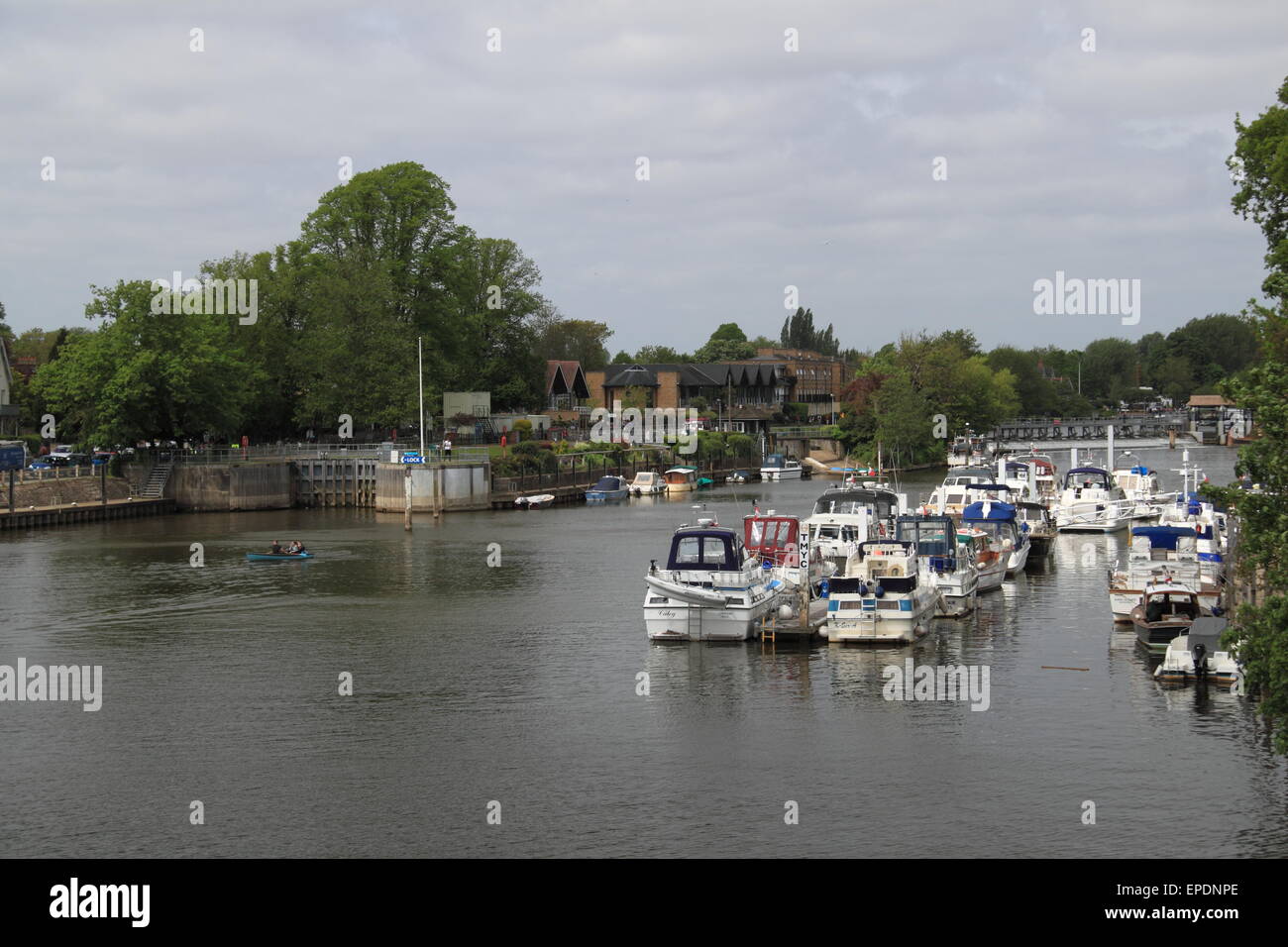 Molesey Lock, River Thames, from Hampton Court Bridge, East Molesey ...