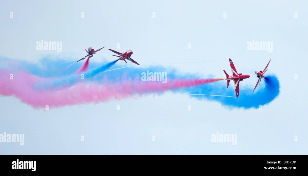 RED ARROWS FLYING THROUGH THIER SWIRLING COLOURED SMOKE TRIALS Stock ...