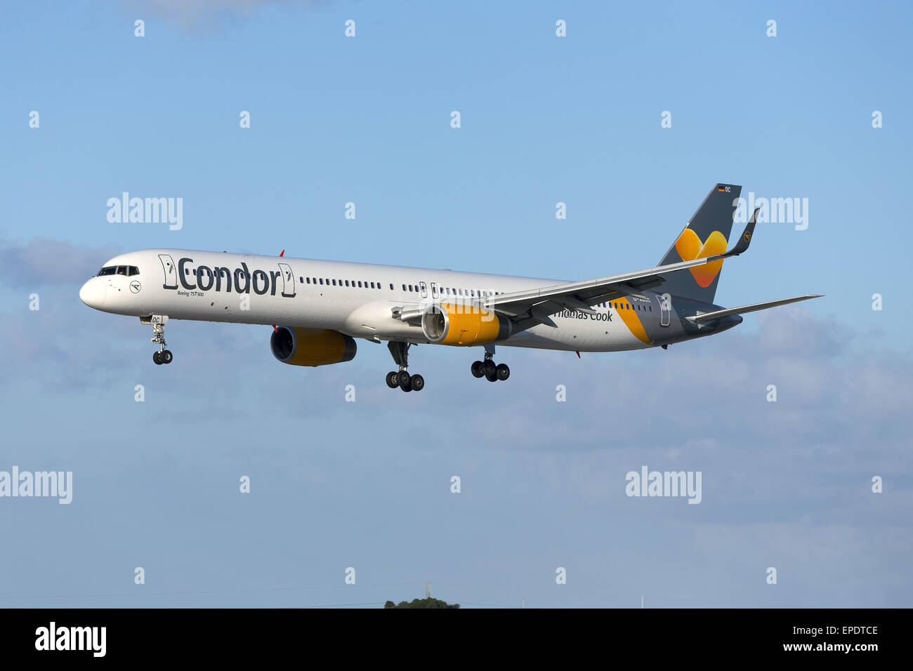 Condor (Thomas Cook) Boeing 757-300 arrives in Malta with another group ...