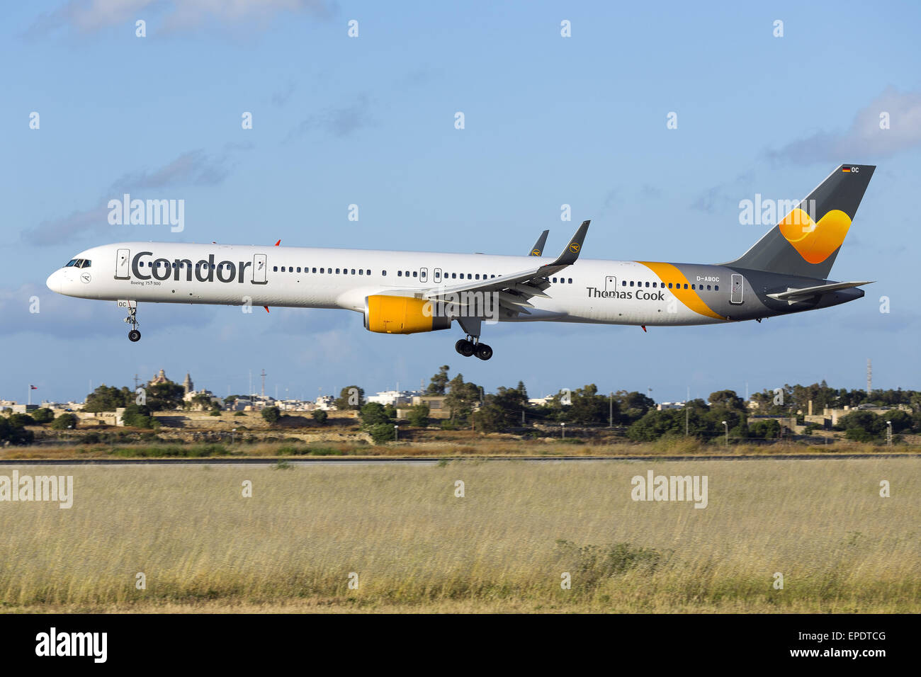 Condor (Thomas Cook) Boeing 757-300 arrives in Malta with another group ...