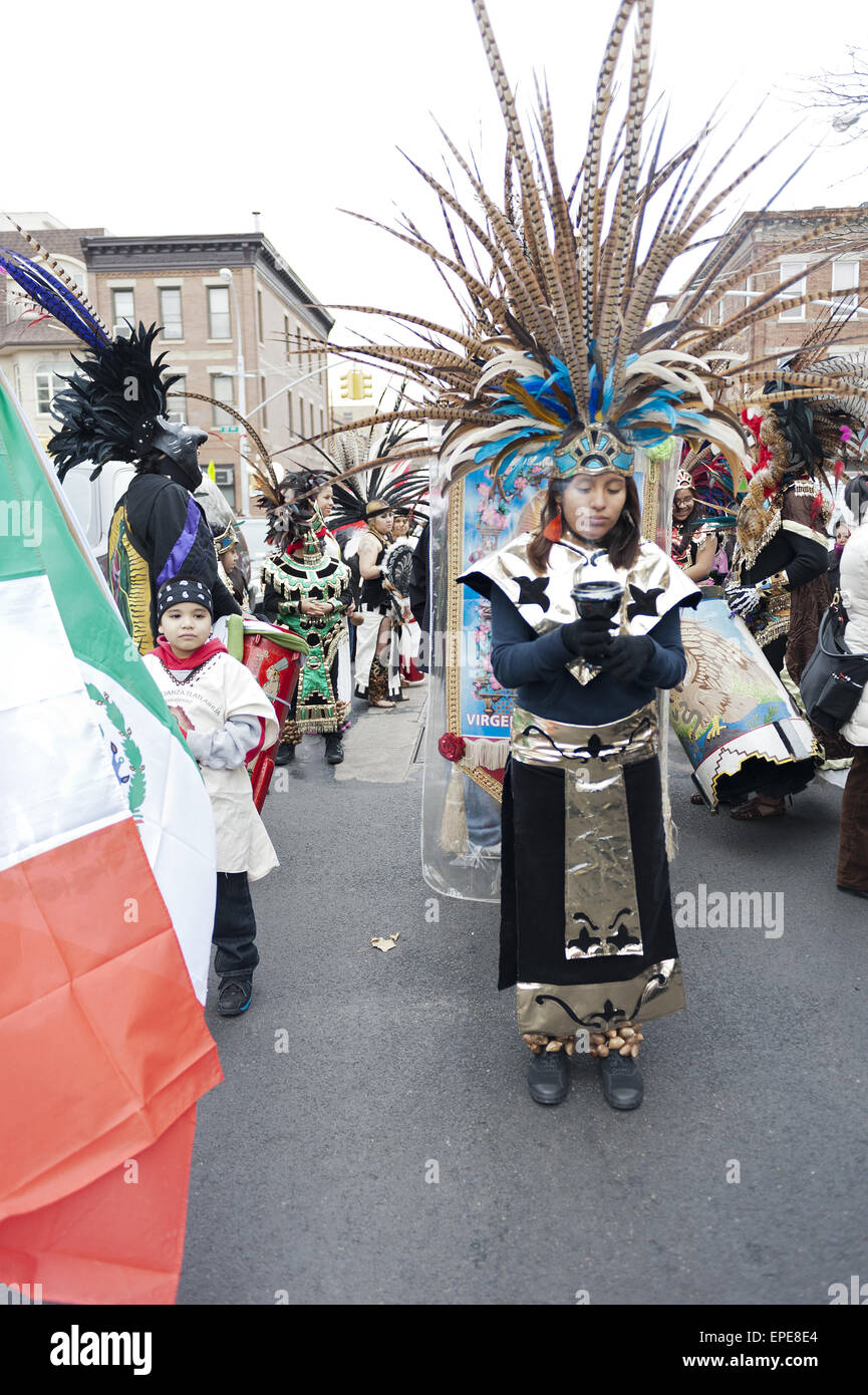 Aztec costume hi-res stock photography and images - Alamy