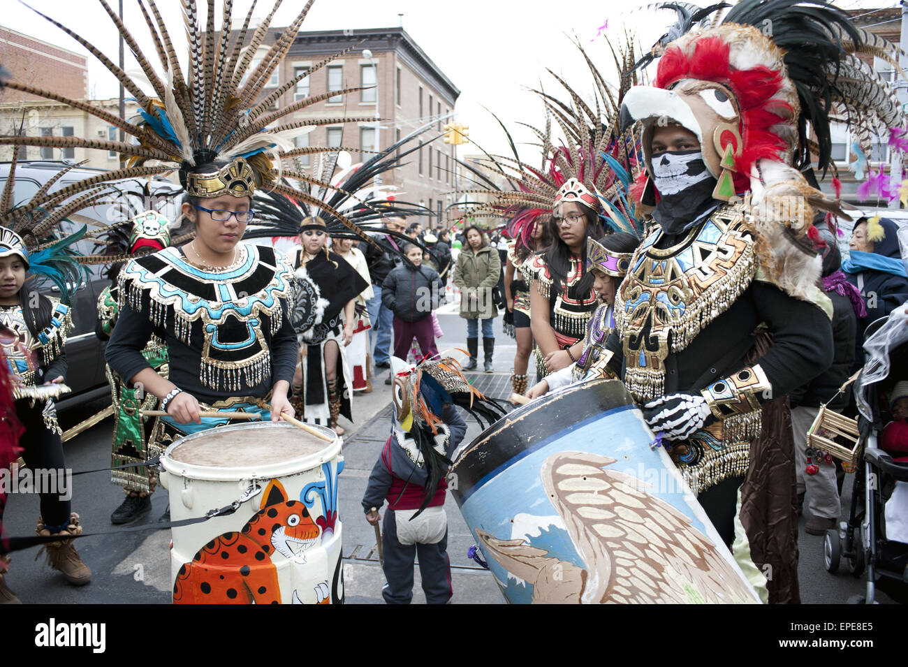 Dancers in aztec costumes hi-res stock photography and images - Alamy