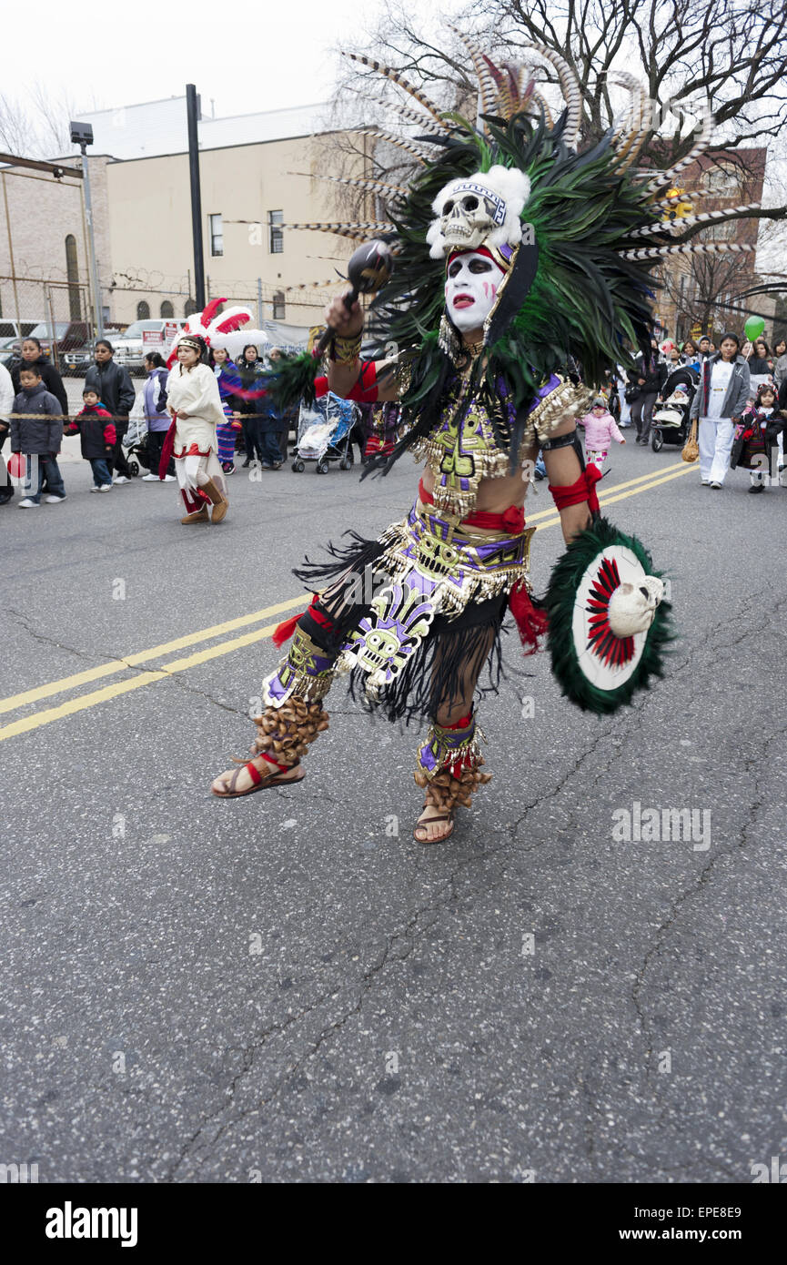Aztec costume hi-res stock photography and images - Alamy
