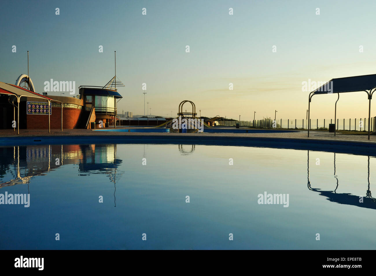 Durban, KwaZulu-Natal, reflections of building on water, Laguna public ...