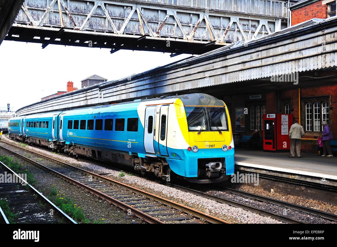 Class 175 diesel multiple unit alongside the railway station platform ...
