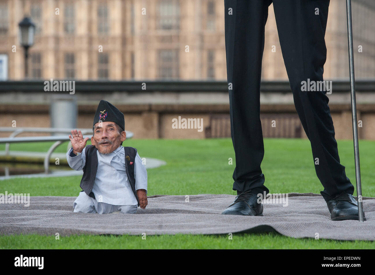 Chandra Bahadur Dandi, the shortest man ever, and Sultan Kosen, the ...