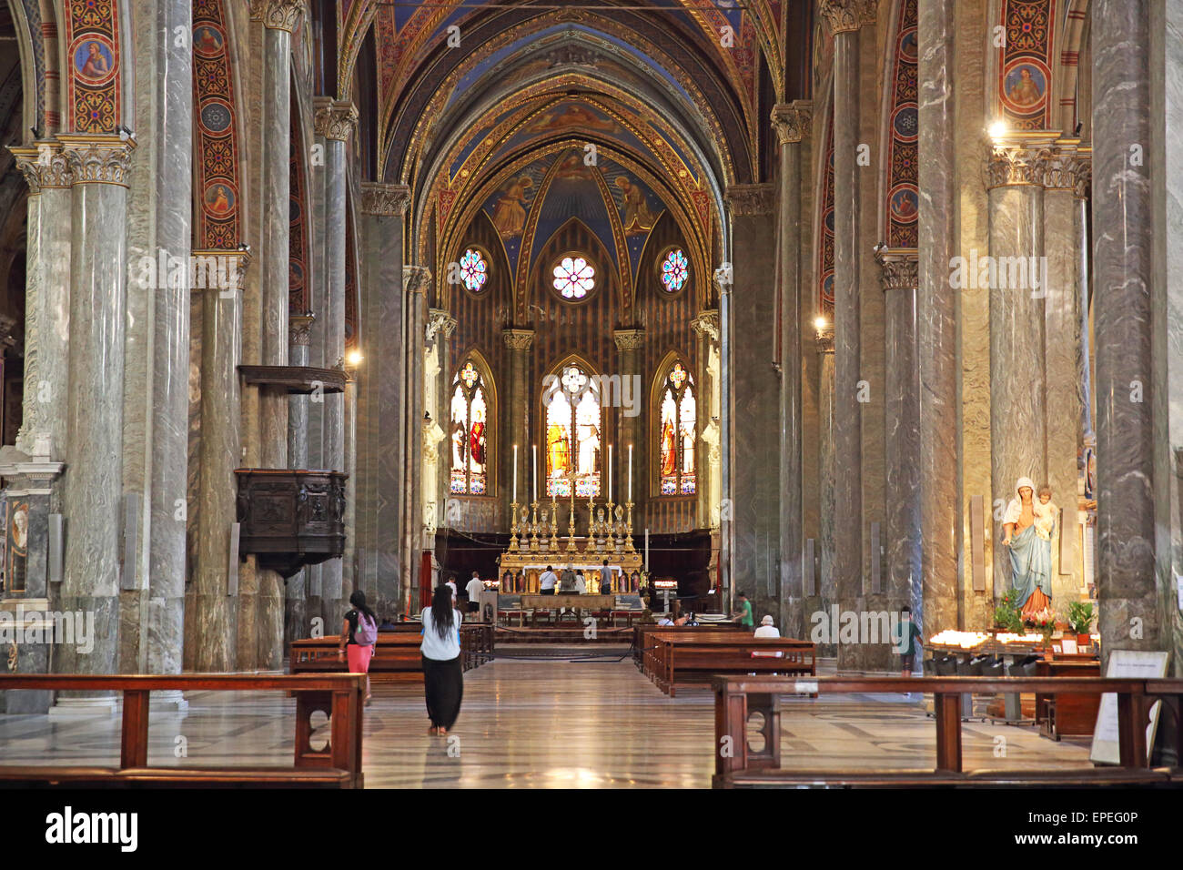 Looking towards the altar of Santa Maria sopra Minerva church in Rome ...
