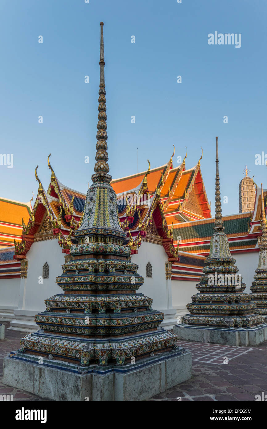 Chedis in the buddhist temple wat pho at dusk hi-res stock photography ...