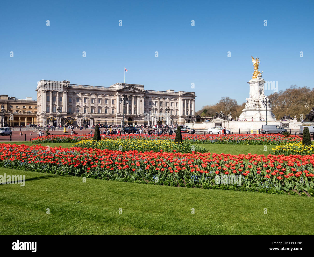 Buckingham Palace and Victoria Memorial London UK in Springtime Stock ...