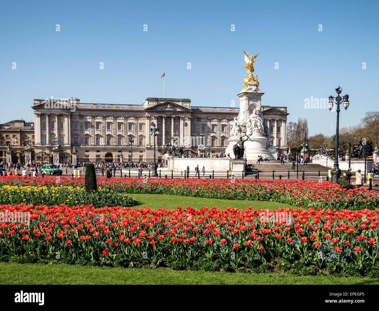 Buckingham Palace and Victoria Memorial London UK in Springtime Stock ...