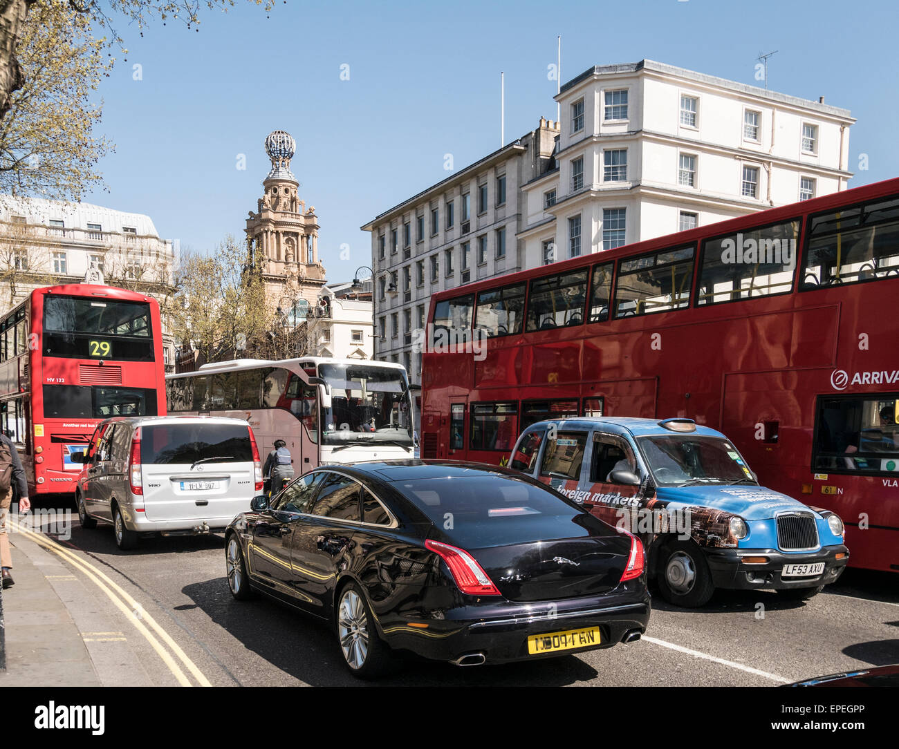 Busy traffic in Trafalgar Square London UK Stock Photo - Alamy